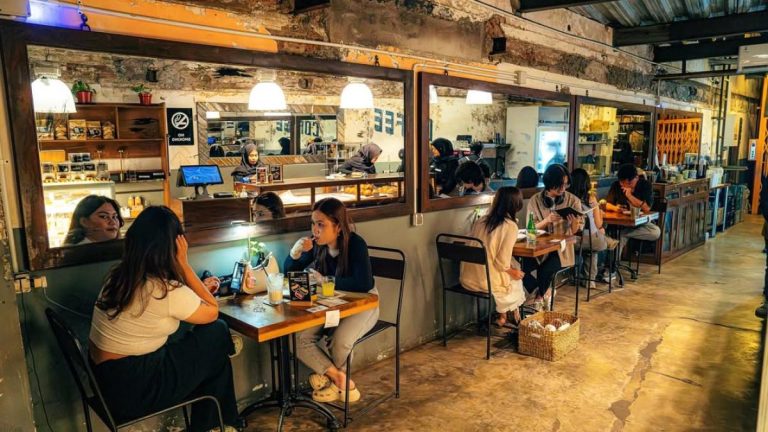 Tempat makan 24 jam di Bandung untuk kulineran malam hari - Ikabari